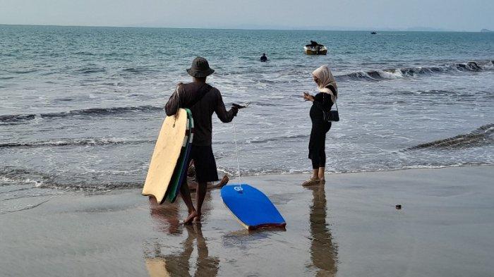 Wisatawan Ramai, Berkah Bagi Jasa Sewa Papan Selancar di Pantai ...