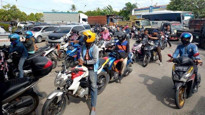 Detik-detik Warga Cilegon-Serang Serbu SPBU di Jalan Lingkar Selatan ...