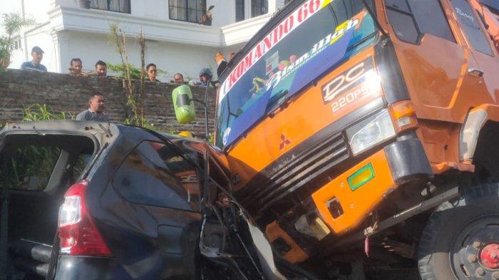 Tabrakan dengan Truk di Jalan Raya Anyar-Cilegon, Sopir Avanza Hitam Terjepit - Tribunbanten.com