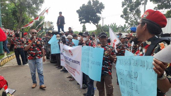 Tolak Kenaikan Harga BBM, Buruh dan Mahasiswa Gelar Demo di Gedung DPR RI hingga Istana Negara ...