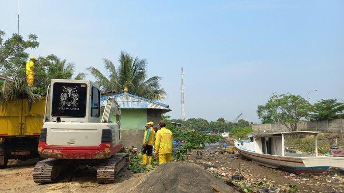 Alat Berat Bersihkan Tumpukan Sampah di Kampung Nelayan Medaksa Cilegon, Target Rampung Satu ...