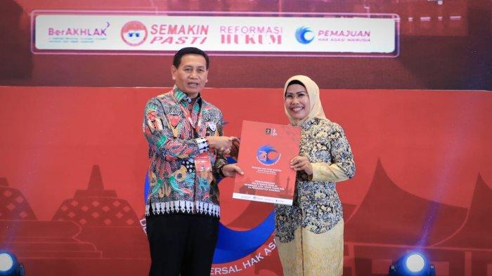 Bupati Serang Ratu Tatu Chasanah Kembali Raih Penghargaan Kemenkumham RI - Tribunbanten.com