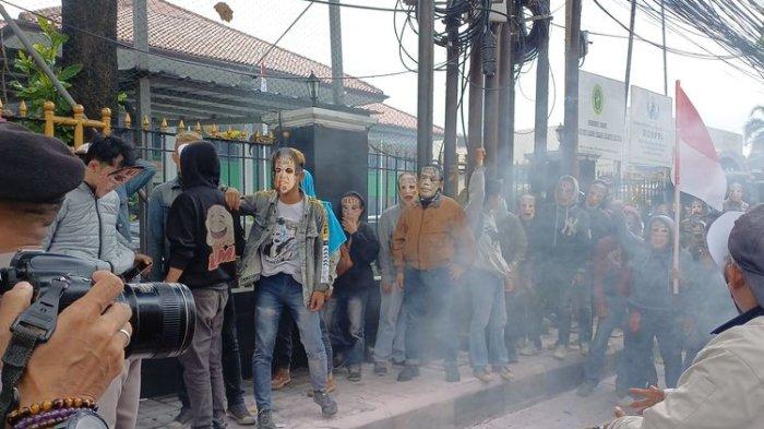 Puluhan Massa Gelar Aksi Unjuk Rasa di Tengah Sidang Praperadilan Hasto Vs KPK Berlangsung Hari ...