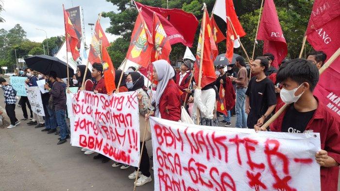 Demo Tolak Kenaikan BBM, KAMMI dan IMM Geruduk Pemkab Serang ...