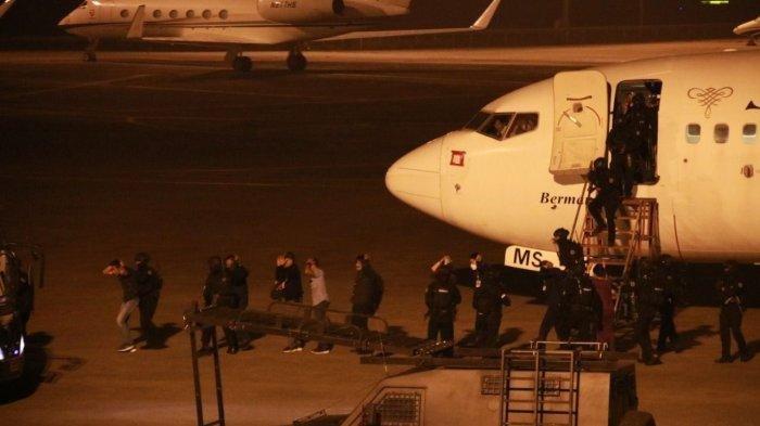 Satu Pesawat di Bandara Soekarno-Hatta Dibajak Teroris, Pasukan elit Satgultor TNI Diturunkan ...