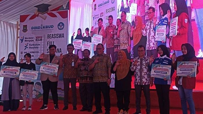 3.000 Warga Cilegon Dapat Beasiswa Full Sarjana dari Pemerintah Kota - Tribunbanten.com