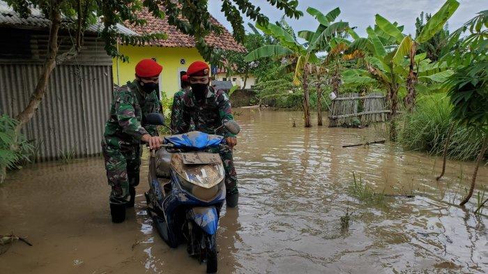 Puluhan Personel Grup 1 Kopassus Diterjunkan Bantu Warga Terdampak Banjir di Serang ...