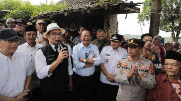 Kunjungi Korban Banjir Di Lebak Banten Ridwan Kamil Bawa Bantuan Rp