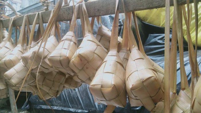 Melihat Dari Dekat Tradisi Qunutan di Banten, Warga Buat 300 Ketupat ...