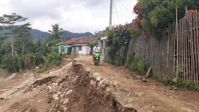 Bahaya untuk Dilewati, Jalan Desa Parakan Besi Lebak Longsor Sepanjang ...
