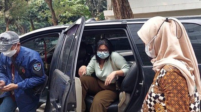 Tiba di Polda Metro Jaya Kreator Konten Pornografi Dea OnlyFans Tanpa Makeup Jalani Pemeriksaan ...