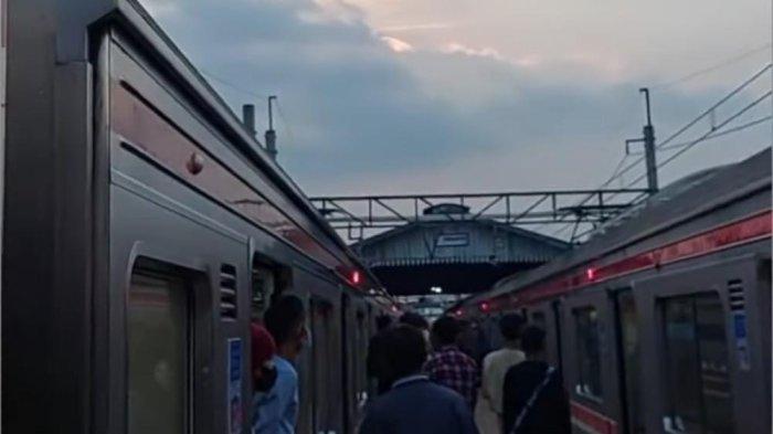 Ribuan Penumpang KRL Commuter Line Tujuan Rangkasbitung Terpaksa Turun ...