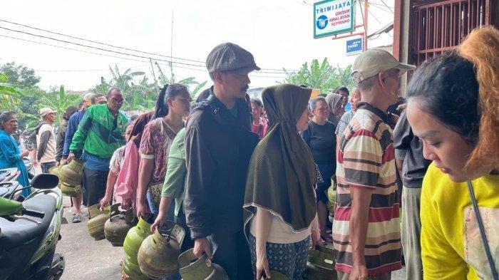 Momen Warga Pondok Aren Bersorak Riuh Antre Gas Elpiji, Minta Prabowo ...