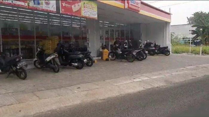 Pegawai Ditodong Golok, Perampokan Minimarket di Cipadu Tangerang Terekam CCTV: Puluhan Juta ...