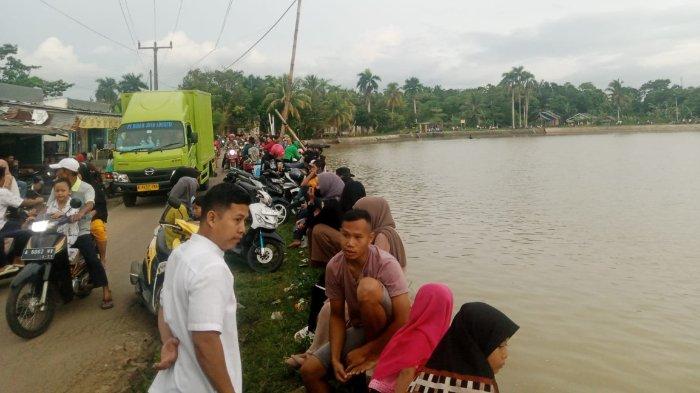 Ngabuburit Ala Warga Warunggunung Lebak, Nikmati Keindahan Situ ...