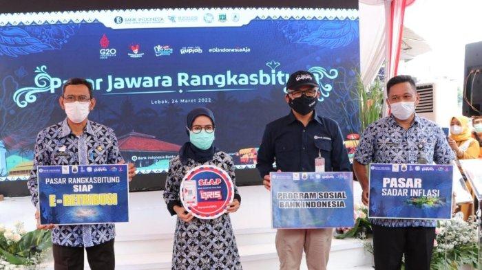 Transaksi Pakai Aplikasi di Pasar Rangkasbitung, Lebak Kabupaten ...