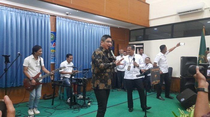 Momen Langka! Ketua PN Serang Duet Bareng Pasha Ungu, "Sudah Seperti Saudara" - Tribunbanten.com