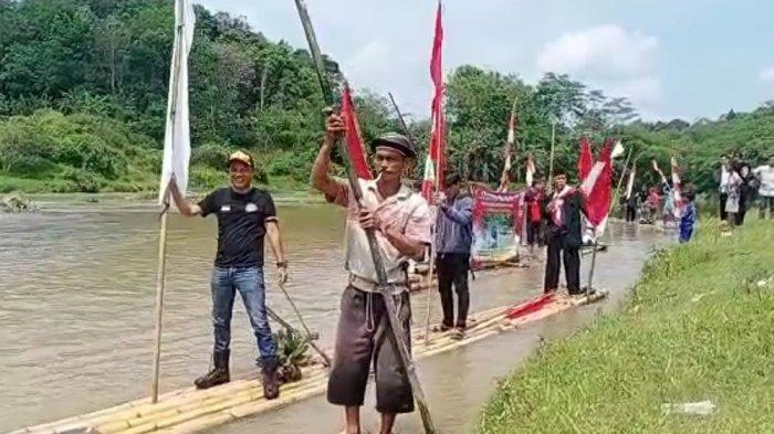 Pawai Rakit di Sungai Ciberang Lebak Meriahkan HUT RI ke 77 ...
