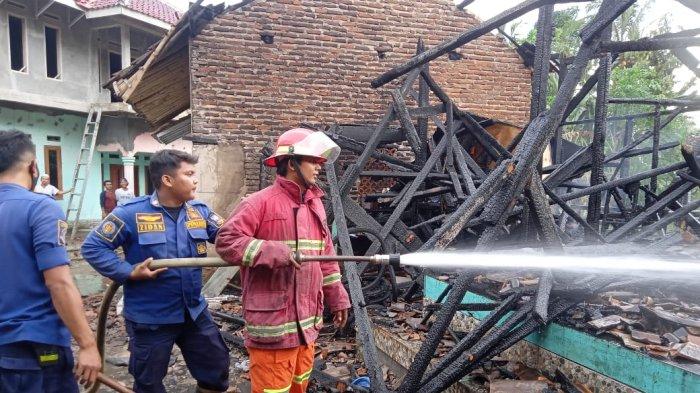 Santri Ponpes di Kecamatan Baros Berlarian Menyelamatkan Diri, Api ...