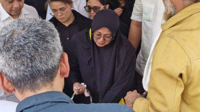 Tangis Intan Nurul dan Zaki Iskandar Pecah di Pemakaman Sang Ayah Ismet ...