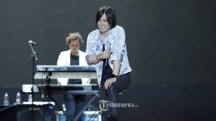 Lirik dan Chord Lagu Roman Picisan - Dewa 19: Tatap Matamu Bagai Busur ...