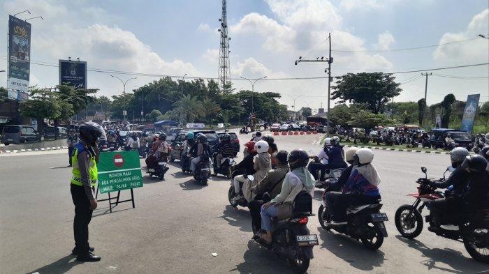 Ribuan Kendaraan Membeludak di Palima Kota Serang, Polisi Berlakukan One Way Diarahkan ke Kebon ...