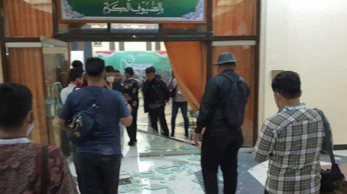 Kongres HMI di Surabaya Berujung Ricuh, Peserta Mengamuk Lempari Kursi dan Pecahkan Kaca Gedung ...