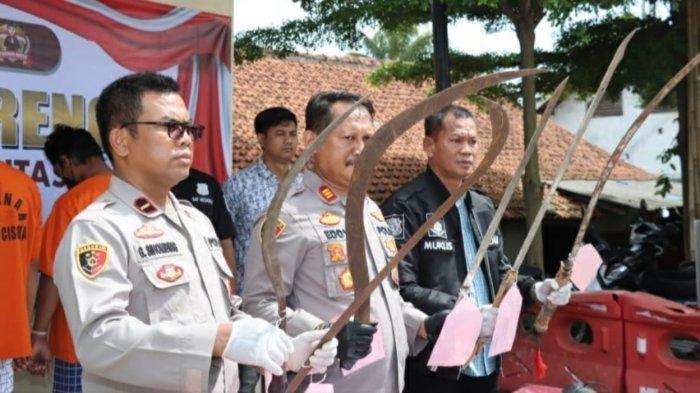 MENGERIKAN! Begini Wujud "Senjata Tajam" Celurit Besar dan Pedang yang ...