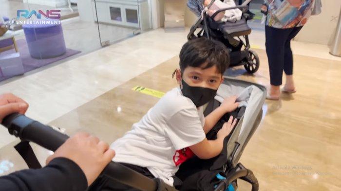 Tak Mau Kalah dari Rayyanza, Rafathar Jalan-jalan di Mall Naik Stroller ...