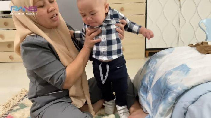 Pulang ke Indonesia, Rayyanza Lepas Rindu dengan Suster Rini, Tatapan Cipung Jadi Sorotan ...