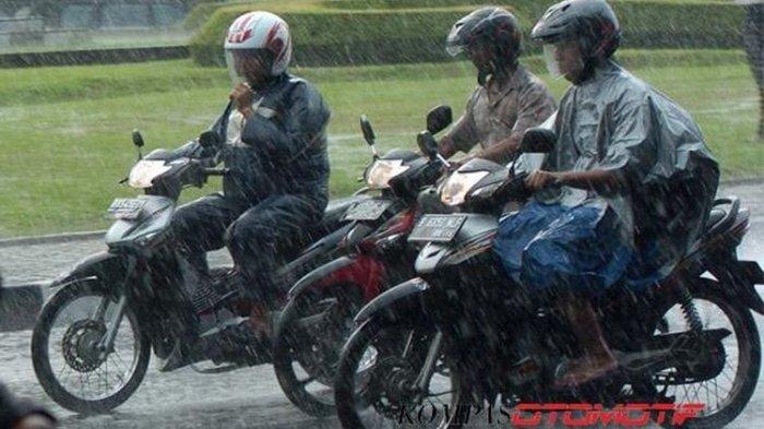 Tips Naik Motor saat Musim Hujan: Perhatikan Teknik Pengereman hingga ...