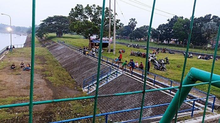 Potret Masyarakat Ngabuburit di Area Jembatan Baru Pamarayan Kabupaten ...