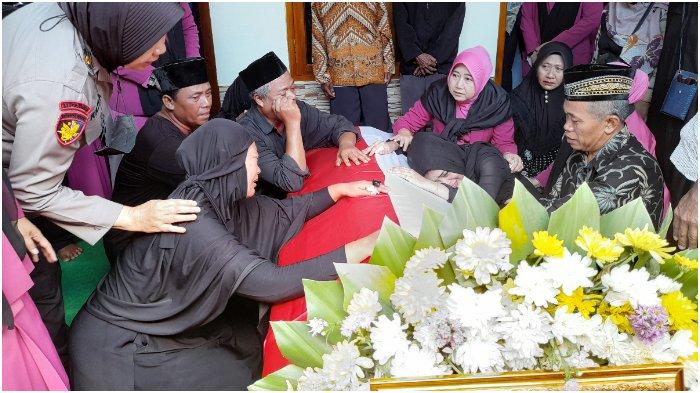 Tiba di Rumah Duka, Jenazah Briptu Moch Lasminto dalam Peti Disabut ... Tiba di Rumah Duka, Jenazah Briptu Moch Lasminto dalam Peti Disabut ...