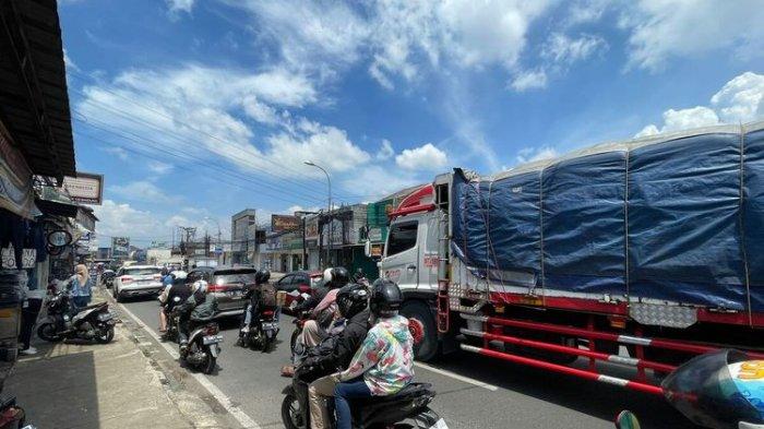 Siap-siap! Polisi Larang Truk Sumbu Tiga Melintas Flyover di Tanjakan Gelong Jakbar Arah ...