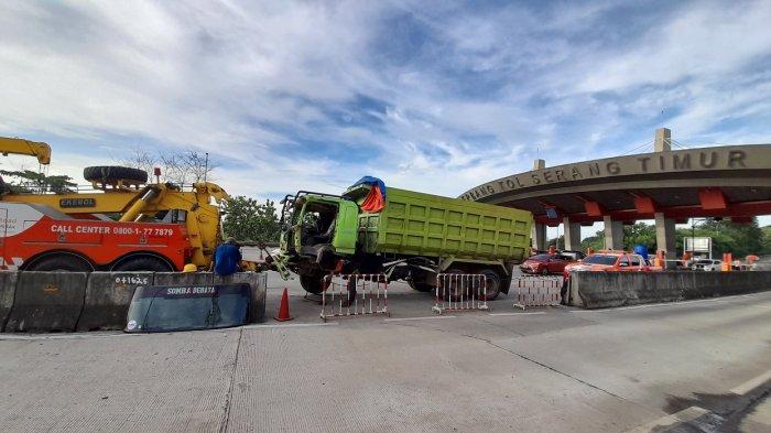 Ini Penyebab Truk Angkut Batu dari Bojonegara Tabrak Pembatas dan Tiang ...