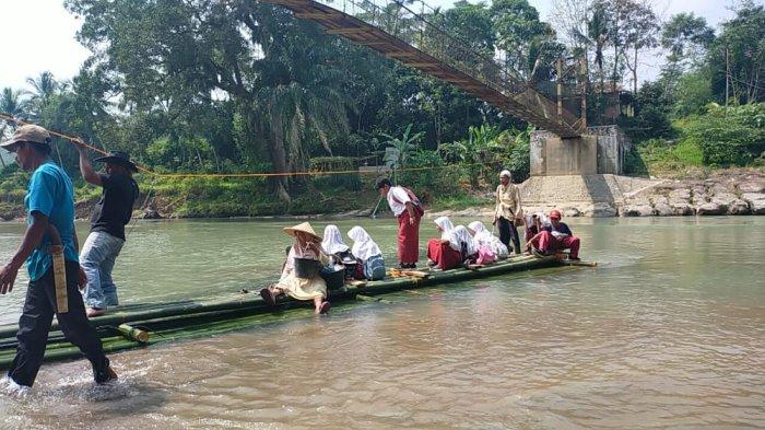 Viral Perjuangan Anak SD di Cipanas Lebak Pergi Sekolah Naik Rakit ...