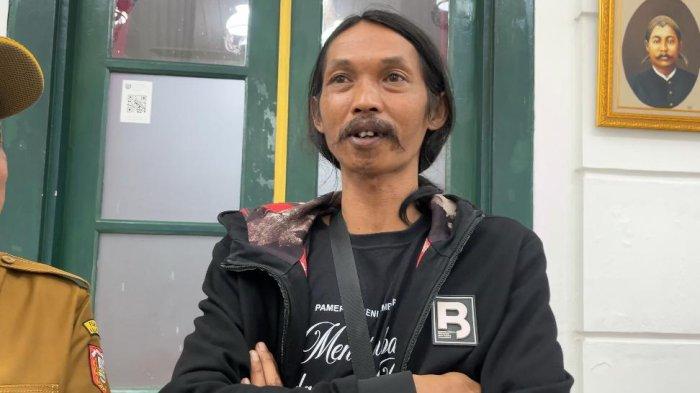 Sosok Seniman Pembuat Patung Biawak Viral di Wonosobo - Halaman all - Tribunbanyumas.com