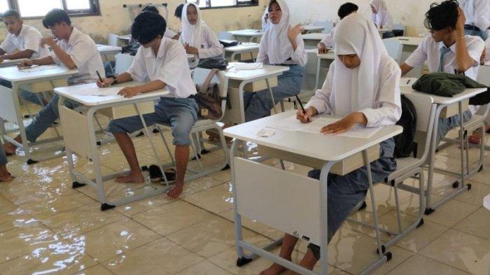 Ujian di Tengah Rob, SMAN 1 Kampung Laut Cilacap Sudah Sepekan Terendam ...