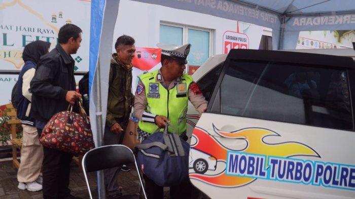 Mobil Turbo Bantu Pemudik di Pemalang, Jadi Ojek hingga Belikan BBM ...