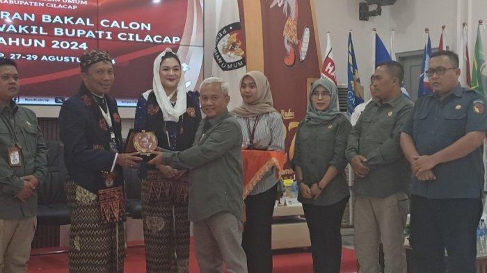 Momen Awaluddin - Vicky Shu Naik Delman Istimewa Daftar Pilkada Cilacap ...