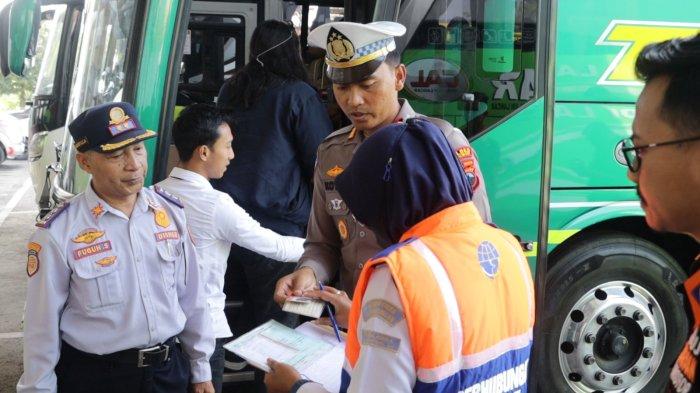 Polisi Periksa Kondisi Bus Angkutan Umum di Terminal Tipe A Kebumen ...
