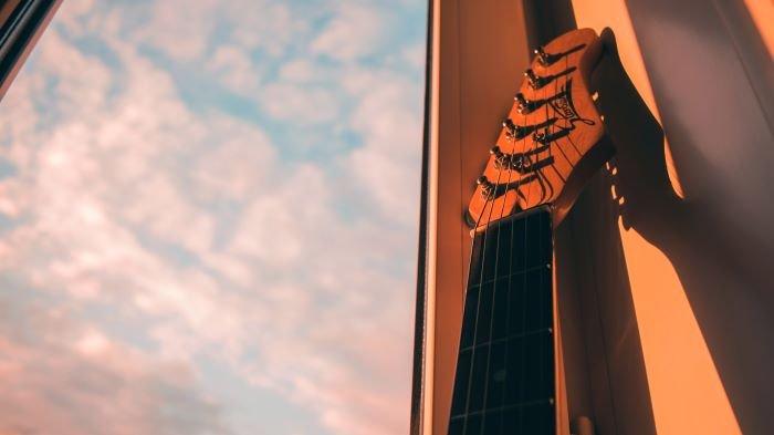 Chord Gitar dan Lirik Lagu Homage Mild High Club: Jangan Jadikan Hidup ...