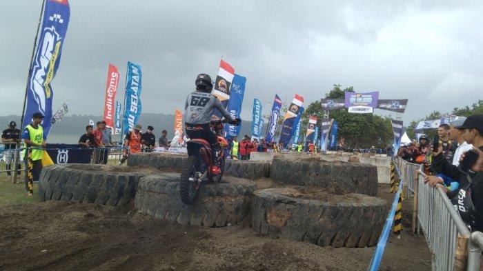 Trek Menantang, Ratusan Rider Taklukan Downtown Prologue pada Hiu Selatan Hard Enduro 2024 ...