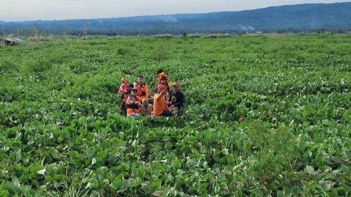 Ia Hanya Melambaikan Caping, Cerita Pencari Eceng Gondok Terjebak di ...