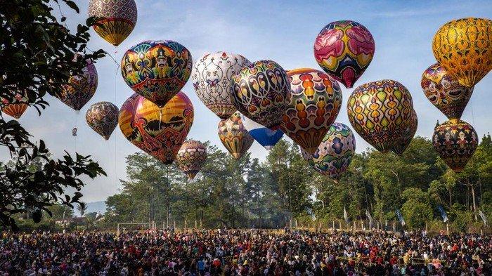 Indahnya Formasi Balon Udara Raksasa di Langit Wonosobo dalam Event Java Balloon Attraction ...