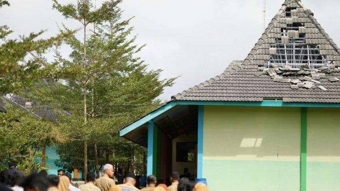 Ganjar Tinjau Kerusakan Dampak Gempa Bantul di Wonogori: Prioritaskan Perbaikan Sekolah ...