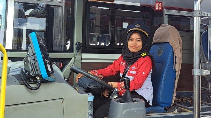 Hardianti Triana Buktikan Bisa Setara dengan Laki-laki, Terampil sebagai Sopir Bus Trans Jateng ...