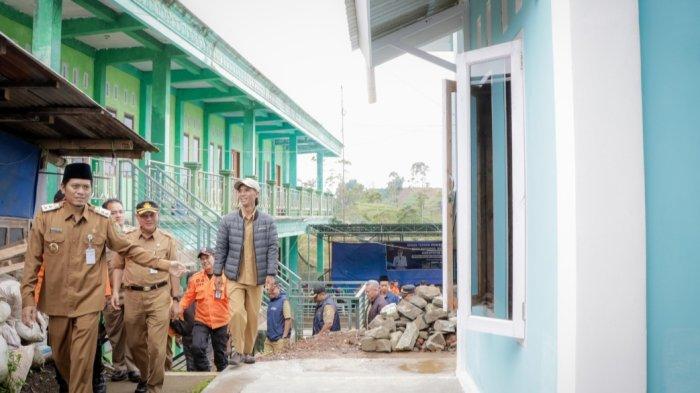 Rumahnya Hancur Ditelan Longsor, 15 Keluarga di Ratamba Banjarnegara ...