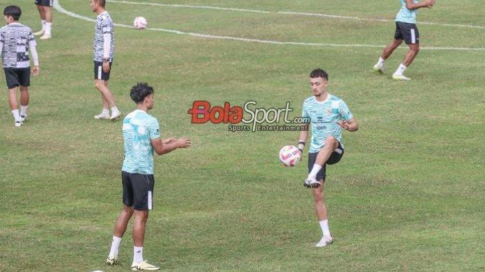 Yance Sayuri Dipapah Keluar Lapangan saat Latihan Perdana Persiapan ...