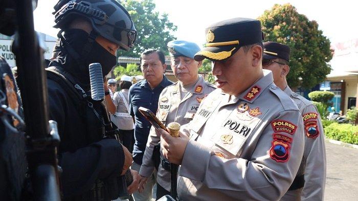 HP Polisi Polres Kudus Dicek Satu Per Satu, Kapolres Ingin Pastikan Anggotanya Tak Main Judi ...
